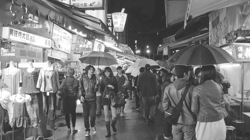 A visit to the night market - Sawan Books
